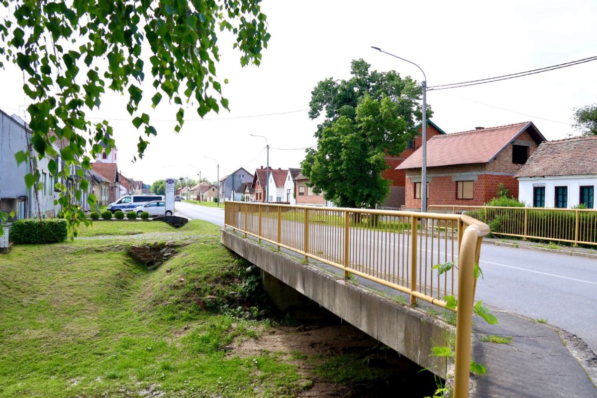 U Trenkovu putnica ispala iz automobila u pokretu - Radio Vallis Aurea