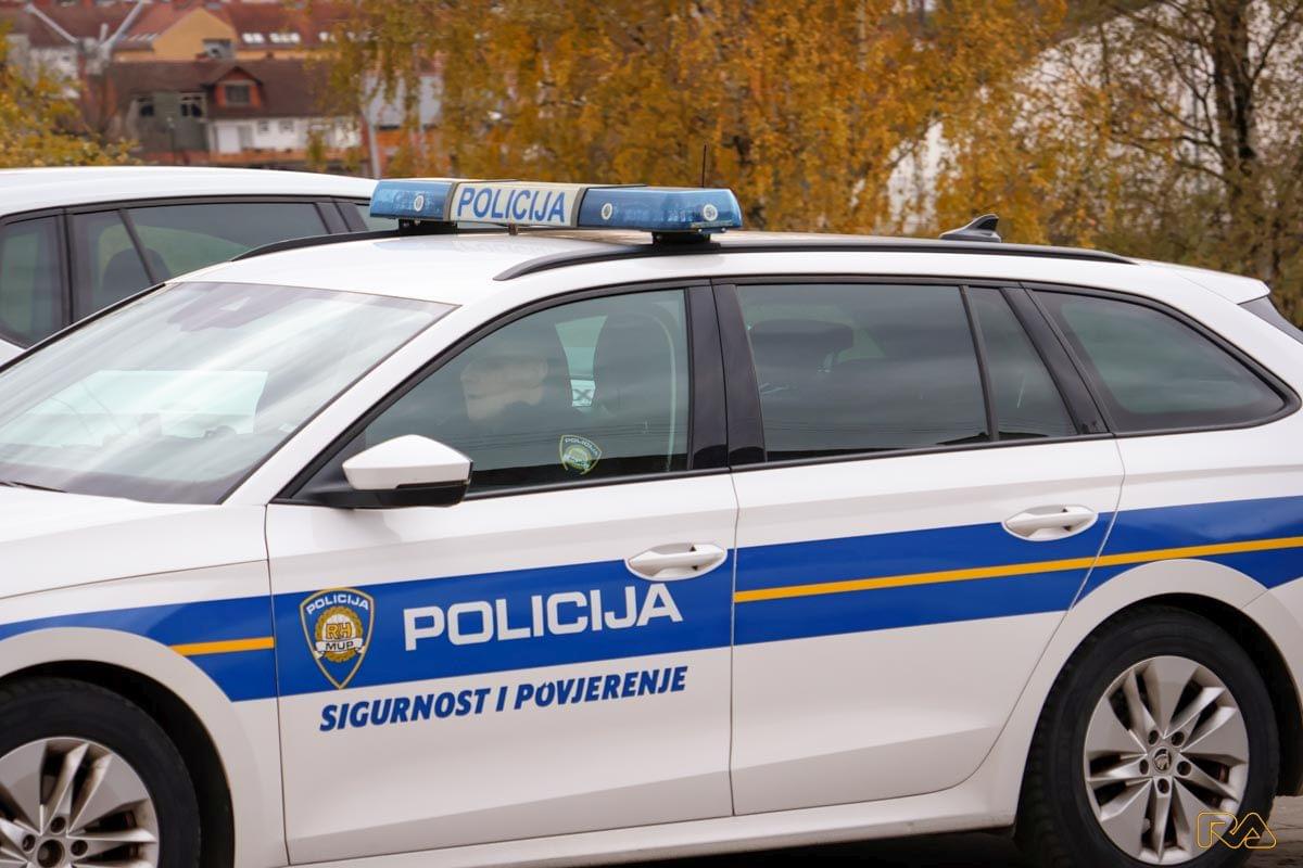 Vozila unatrag po nogostupu pa udarila u policijski auto - Radio Vallis ...